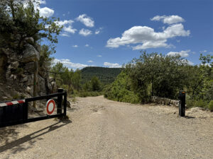 Le Tholonet - Entre oliviers et canal de Doudon • Aix en Provence ...
